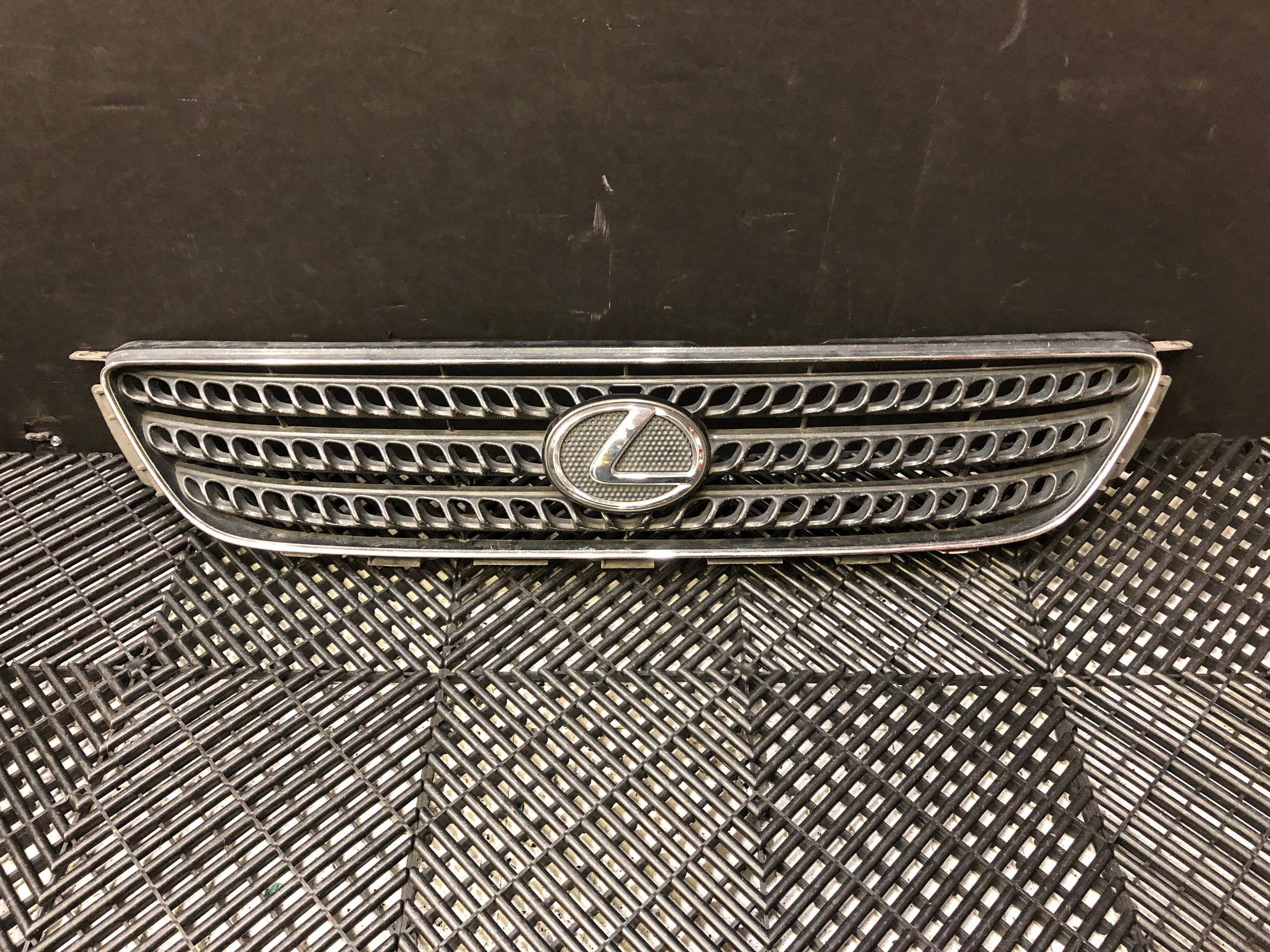 LEXUS IS300 OEM Front Grille #0713 | UP GARAGE Garden Grove