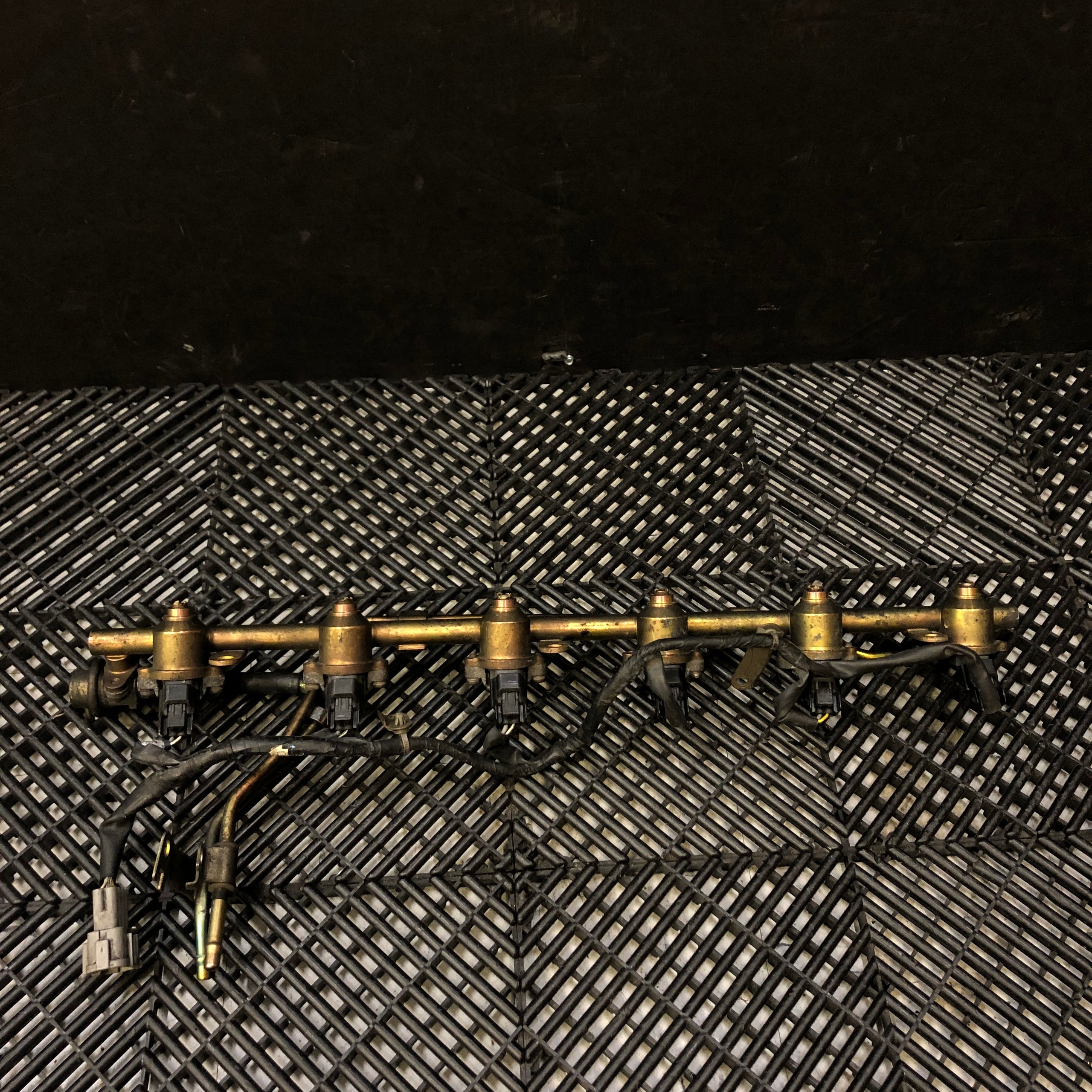 Nissan RB25DET OEM Fuel Rail + Injectors #0916 | UP GARAGE Garden Grove
